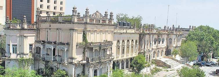 What makes Errum Manzil an iconic structure of Hyderabad