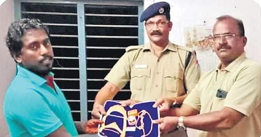 RPF officer’s timely action helps recover misplaced jewellery worth Rs 10L