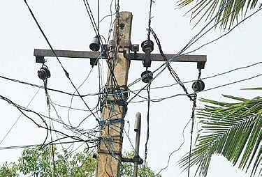 Lineman electrocuted while repairing a power line