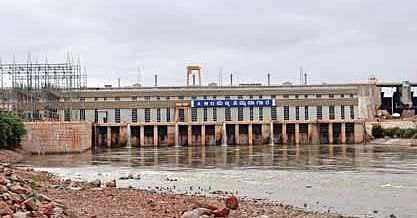 Almatti dam almost full, Karnataka farmers offer prayers