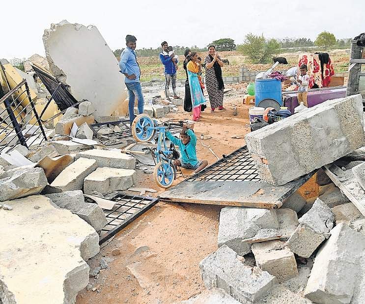 Bengaluru rowdy gang destroys sheds, evicts inmates