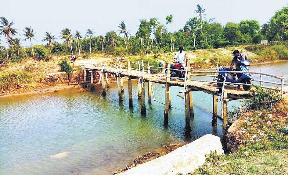 Edulabad village revenue assistant drowns in canal while releasing lake ...