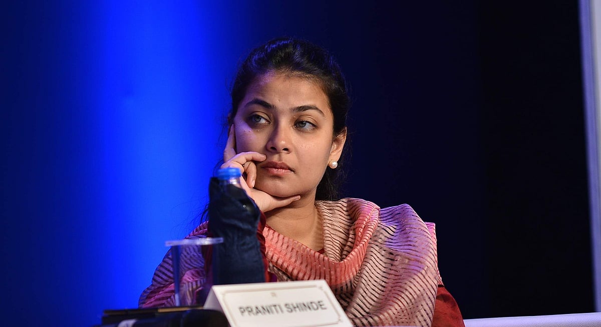 Arrest warrant against former Union Home Minister Sushilkumar Shinde's ...