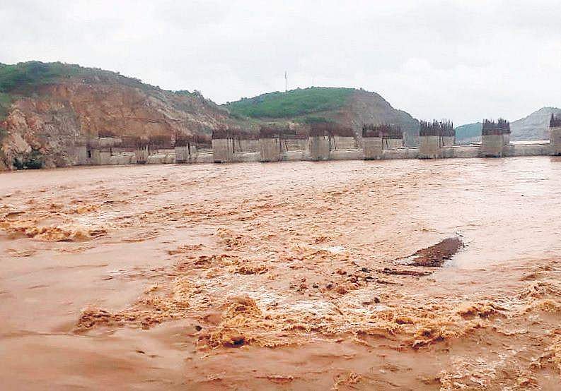 Godavari stays close to first warning level at Bhadrachalam