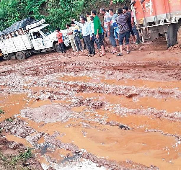 Landslides on Pottangi, Salur ghat worry commuters