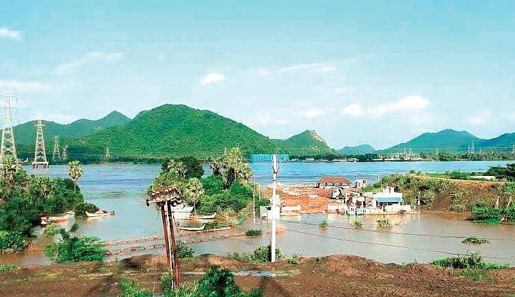 Several villages marooned in Godavari districts