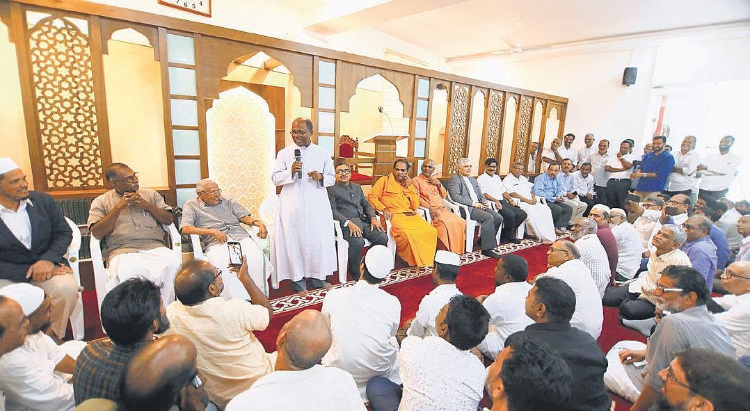 Religious barriers come down at Kochi's Grand Masjid