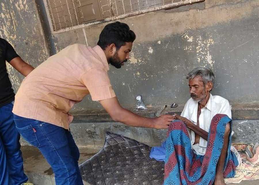 Destitutes get a helping hand from these youngsters