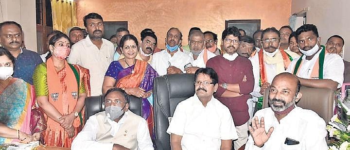 Senior Congress leader Sarve quits party ahead of GHMC polls, joins ...