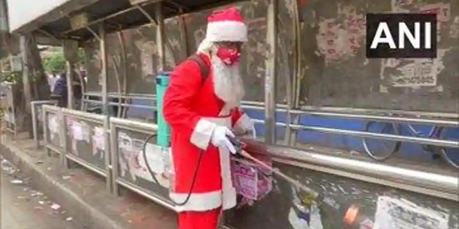 Mumbai Santa spreads joy, distribute sanitisers, masks