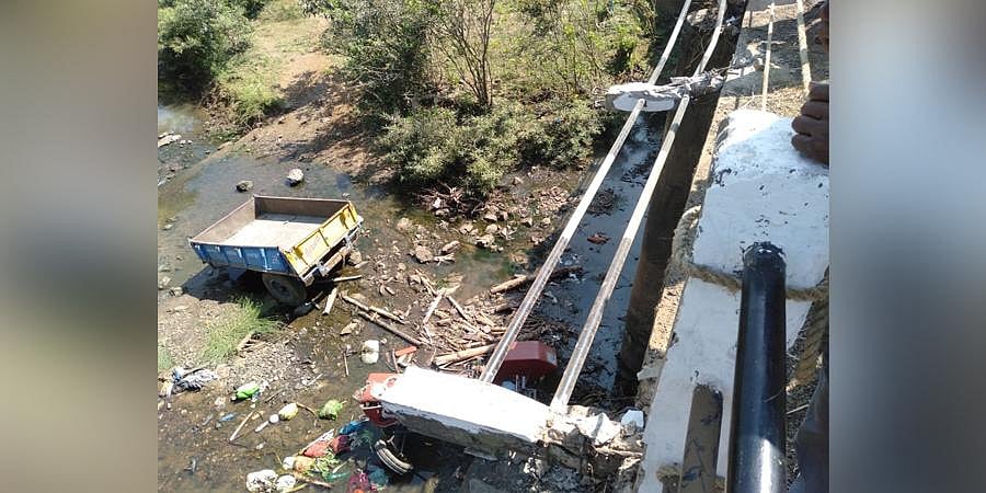Six dead, sixteen injured after tractor falls off bridge in Karnataka
