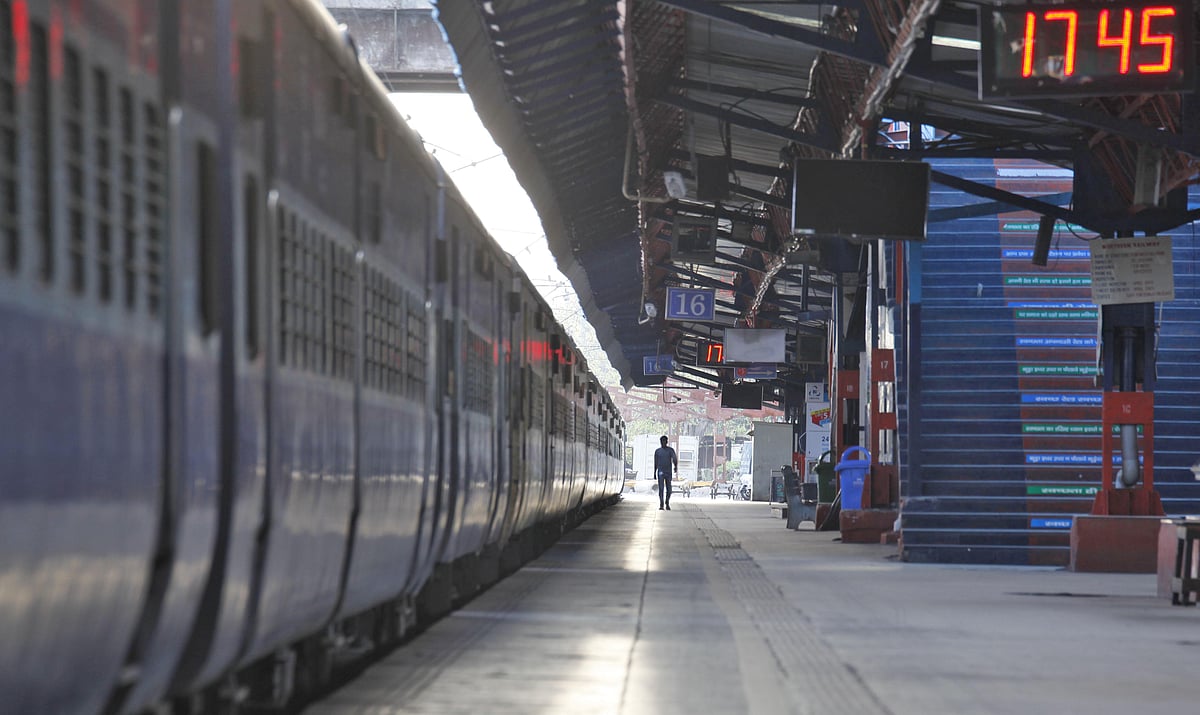 Migrants swarm stations to get info on Sunday special trains