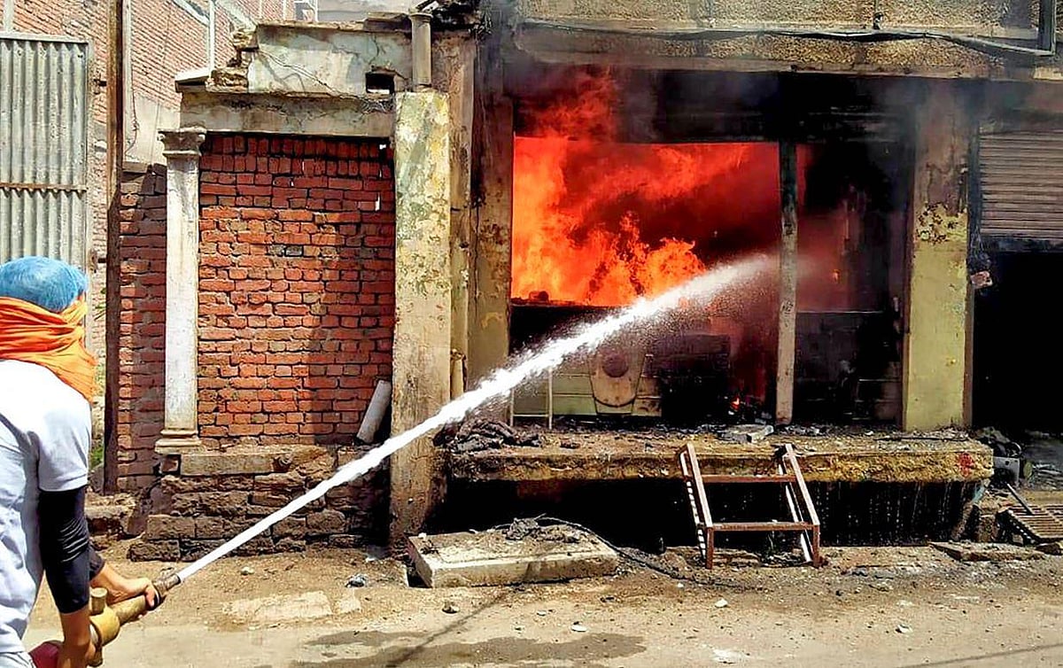 Seven killed as major fire engulfs Gwalior building