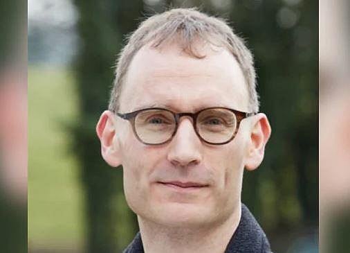 Top UK government scientist quits after breaking COVID-19 lockdown rules