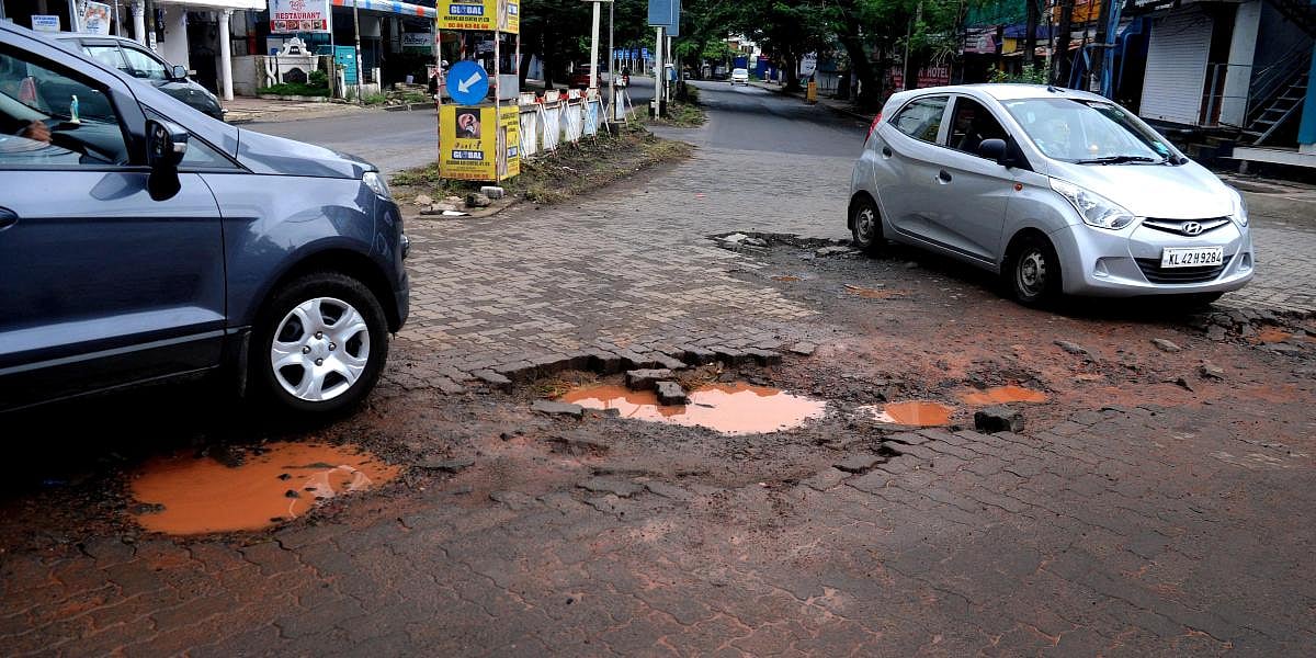 Kaloor-Kadavanthra road in Kochi dug up near Alunkal junction, becomes ...