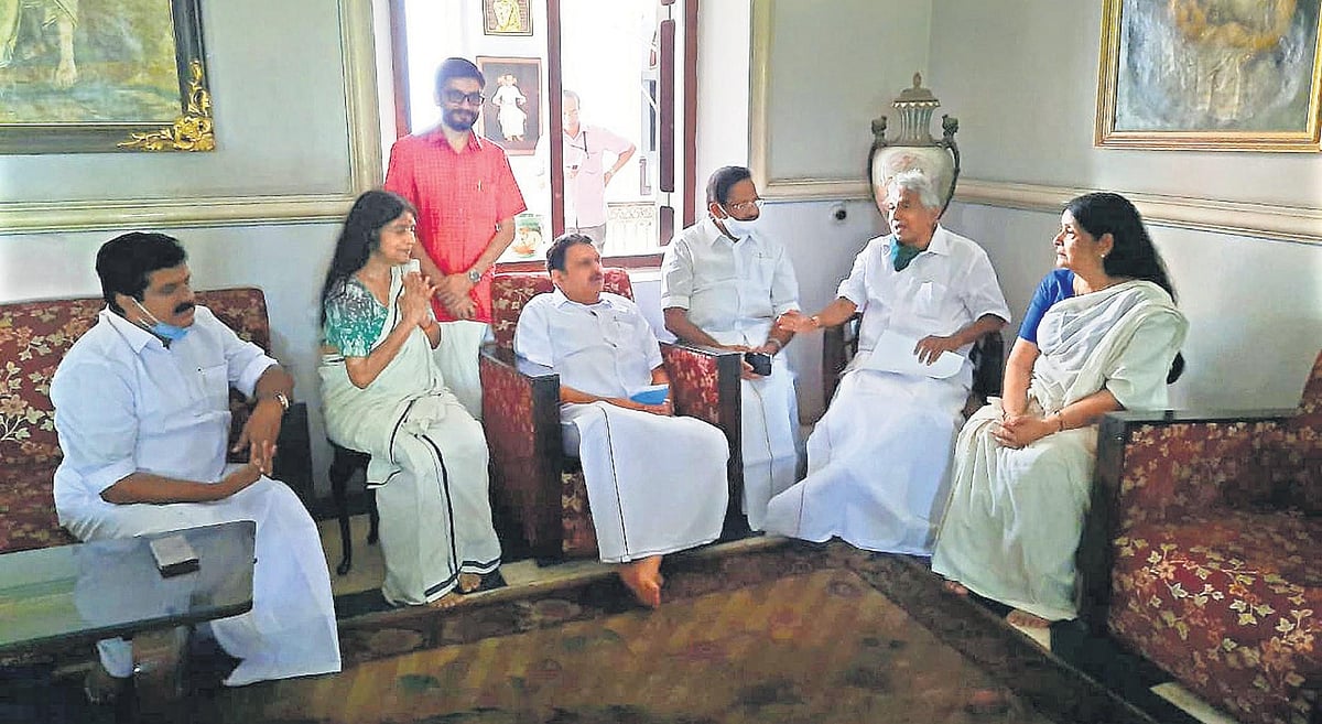 Congress leaders visit members of erstwhile Travancore royal family