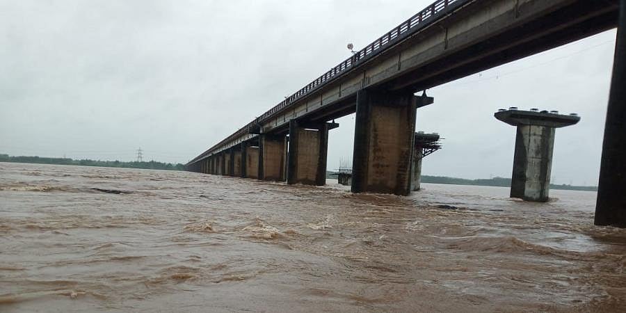 Godavari breaches third warning level again