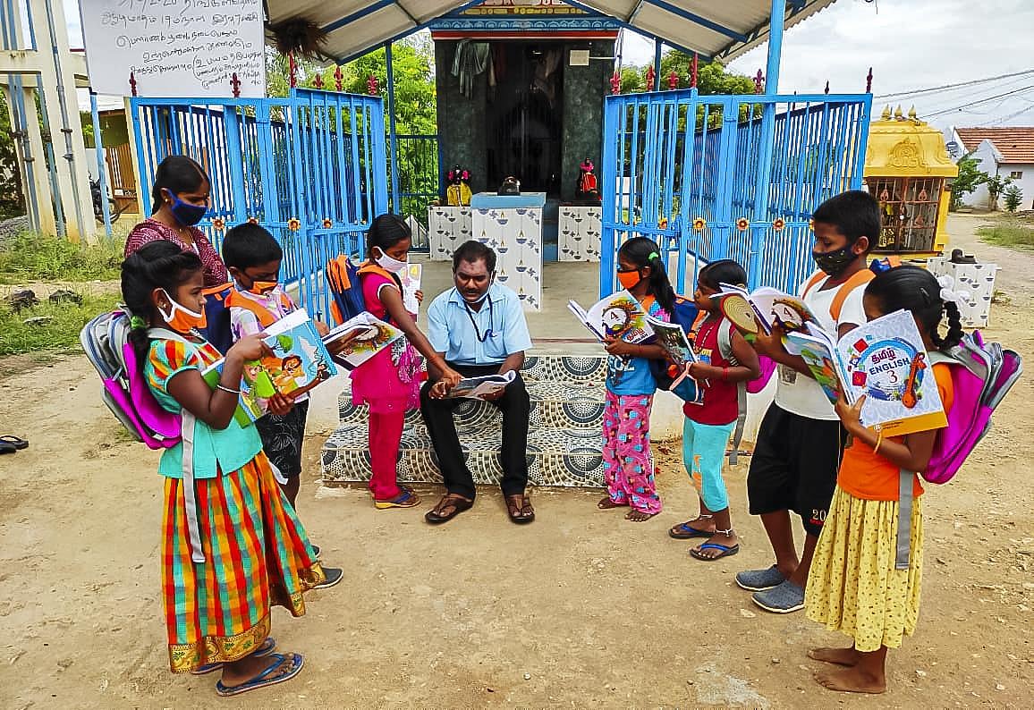 K Moorthi: This headmaster travelled over 100 kms to hand over books to ...