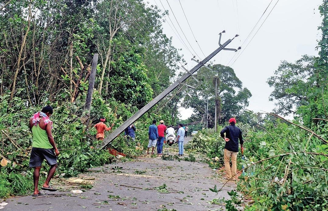 Strong wind wreaks havoc at Edathala in just under a minute
