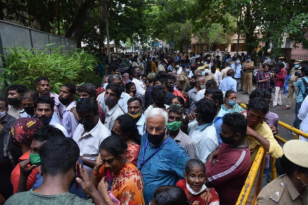 Mediapersons, public throw social distancing norms to the wind at SPB's ...