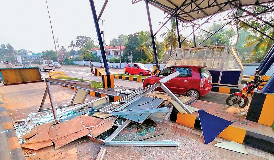 Vehicle knocks toll booth down on newly inaugurated Alappuzha bypass