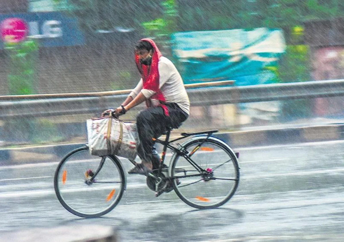 Rayachoti remains cut off as rain batters Andhra town, one drowns Rayachoti remains cut off as rain batters Andhra town, one drowns