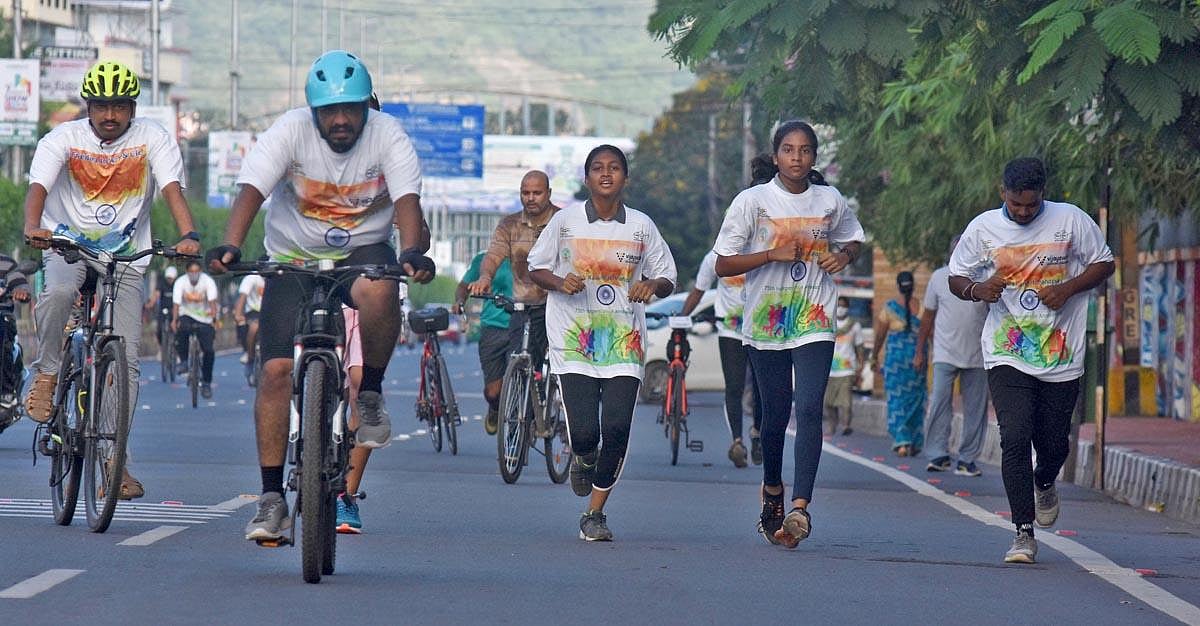 Hundreds take part in cyclothon, walkathon