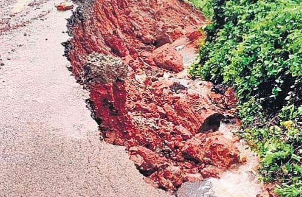 Downpour triggers landslides, flash flood in three Kerala districts