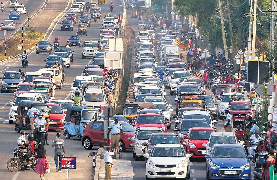 Mad Mall rush leads to traffic crisis at Akkulam