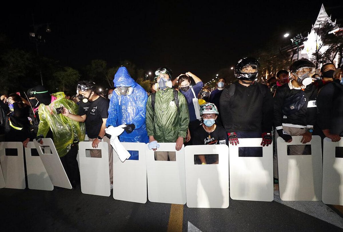 Thailands Pro Democracy Protesters Clash With Police