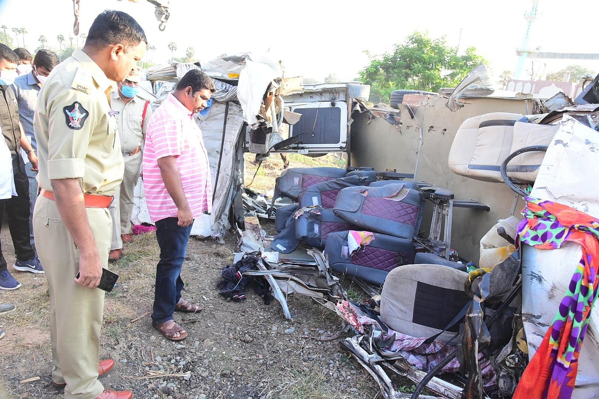 14 dead, 4 injured in road mishap in Kurnool district of Andhra Pradesh