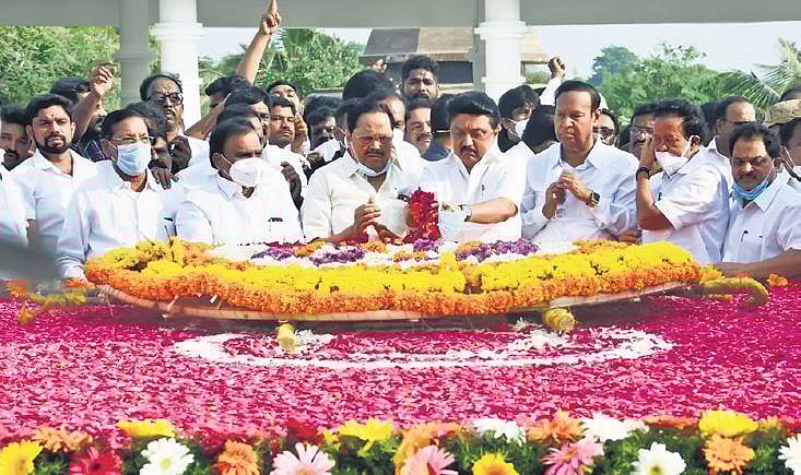 Politicos pay tributes to CN Annadurai