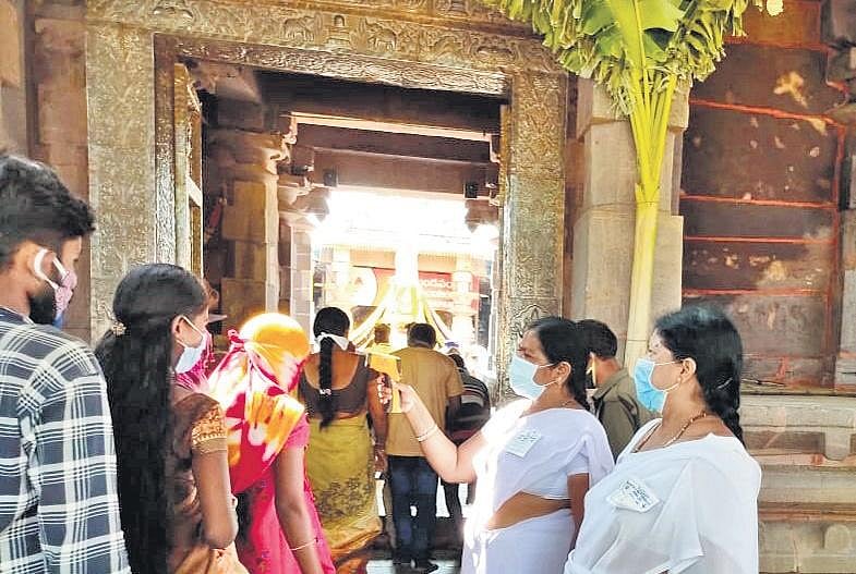 Annadanam stopped in temples, devotees to get food packets