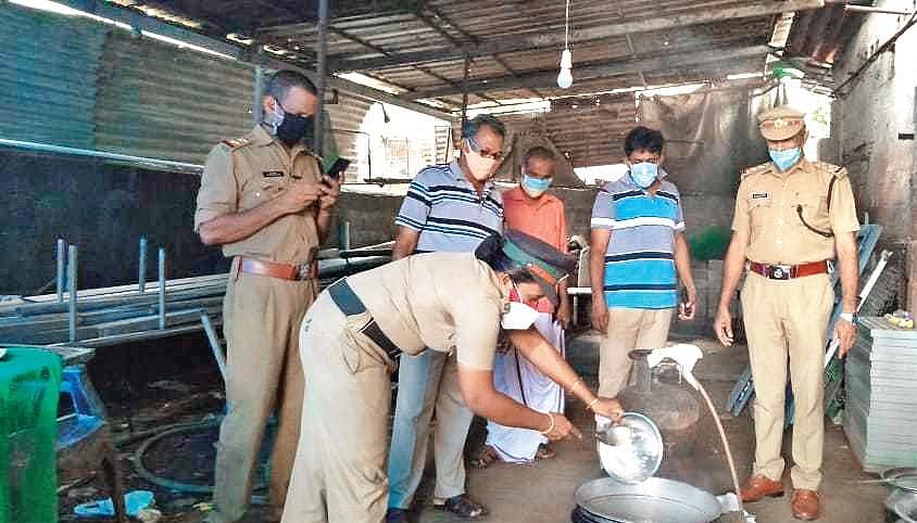 Excise officers supply free food to Covid patients