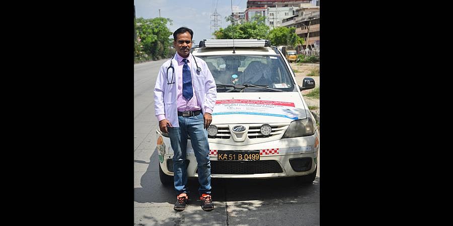 Medicine man: Bengaluru doctor with a mobile clinic treats Covid ...