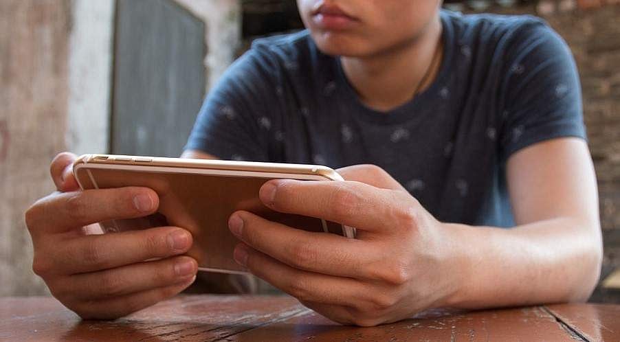 Karnataka: 10-year-old boy loses four fingers after mobile battery ...