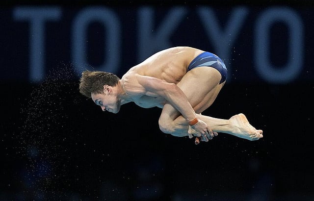Keeping mind calm: Swimmer Tom Daley knits away in between dives at ...