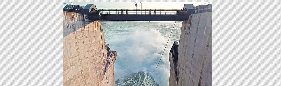 Stop-lock gate after water level reaches 38 m