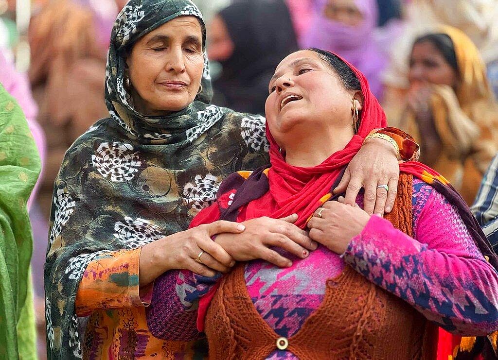 Emotional scenes, chants against Pakistan at cremation of slain ...