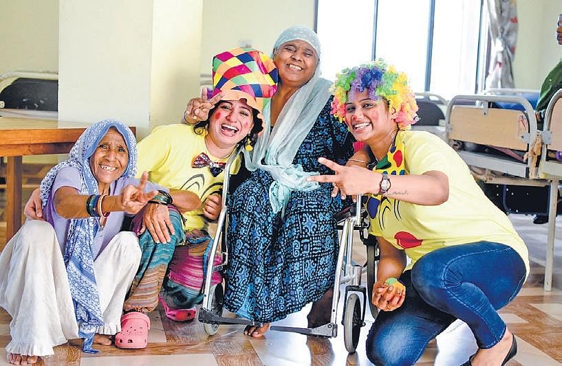 'Clownselors' engage with ailing kids, elderly persons to help them heal