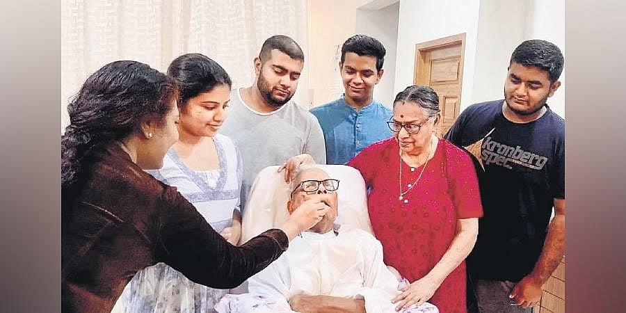 Communist leader V S Achuthanandan celebrates 99th birthday with family