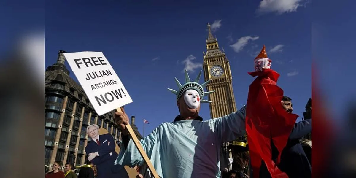 Assange Supporters Form Human Chain Around Uk Parliament Demanding His