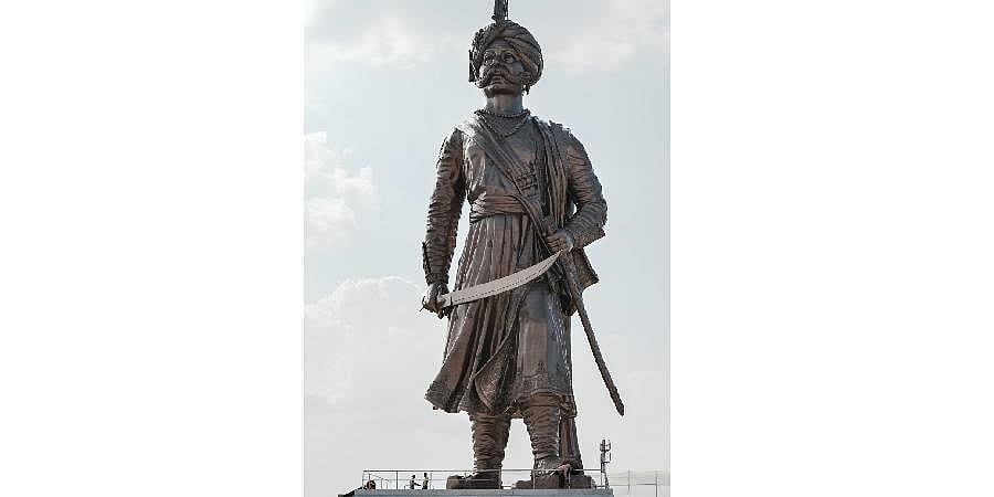 PM unveils Kempegowda statue at KIA