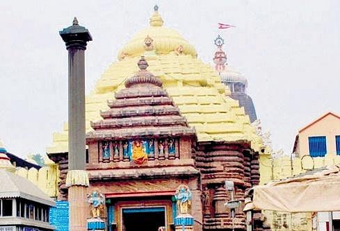 Devotees’ touch weakening Srimandir’s Garuda Stambha