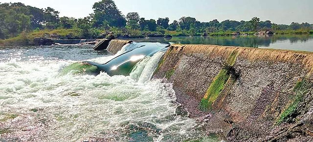 Anicut breach repair work starts,to be completed within a week