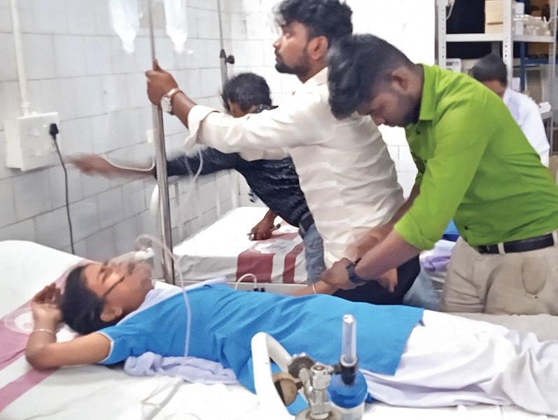 Eight girls faint in Srimandir rush