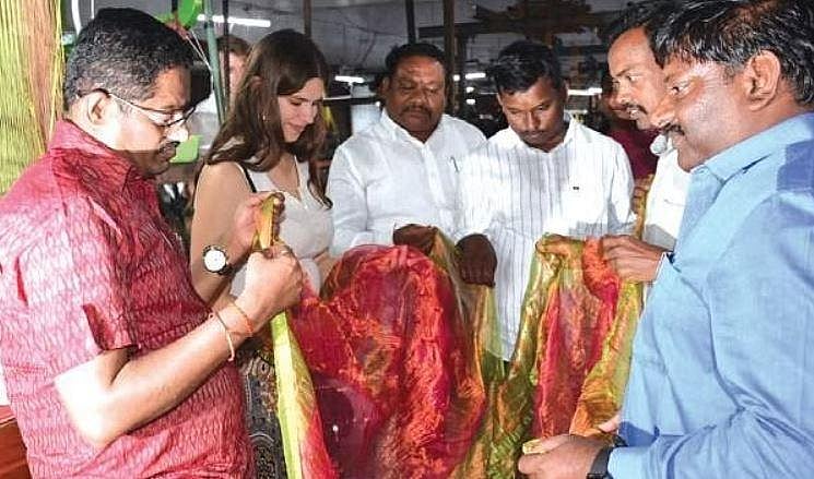 Sircilla weavers’ skills mesmerise American handloom expert