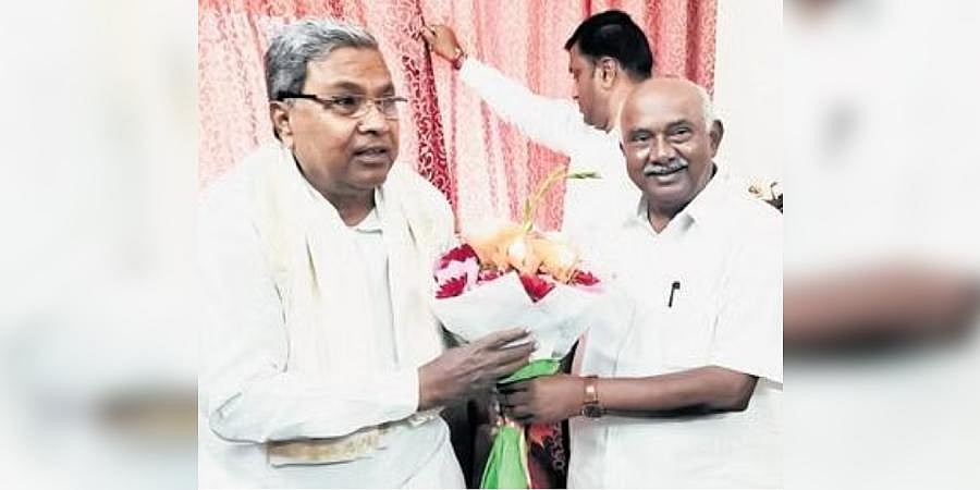 MLC Vishwanath meets Kharge, Siddu, hints at return to Congress