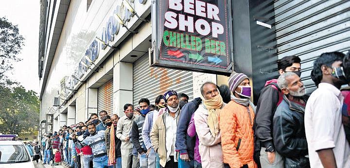 Excise dept warns of revoking licence as discount draws crowds to stores