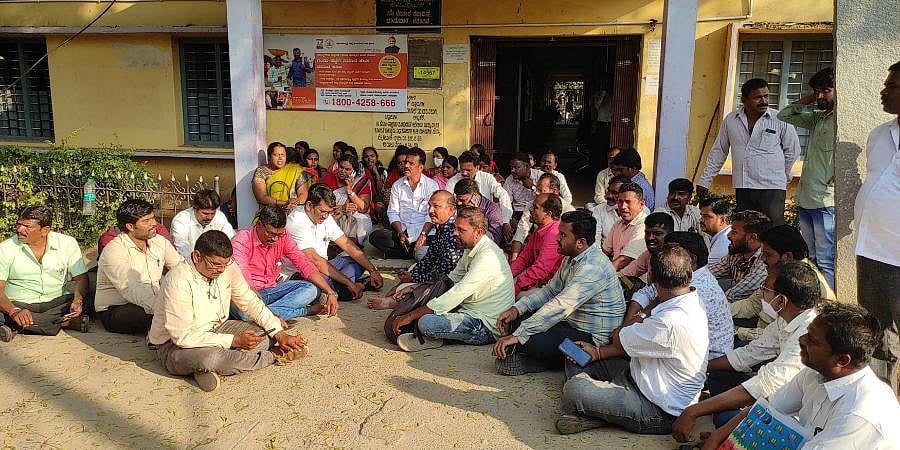 Taluk Panchayat EO attacked by BJP leader in Karnataka's Challakere